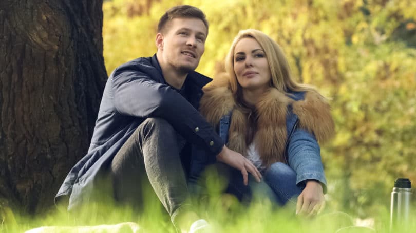 7 Romantic Ideas To Celebrate The 1st Wedding Anniversary - FNP Singapore