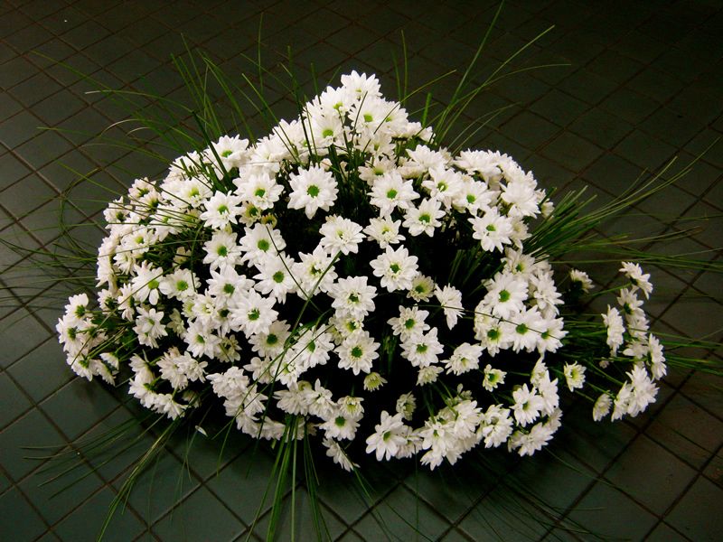 Tips to Send Peaceful Condolences with Sympathy Flowers - FNP Singapore